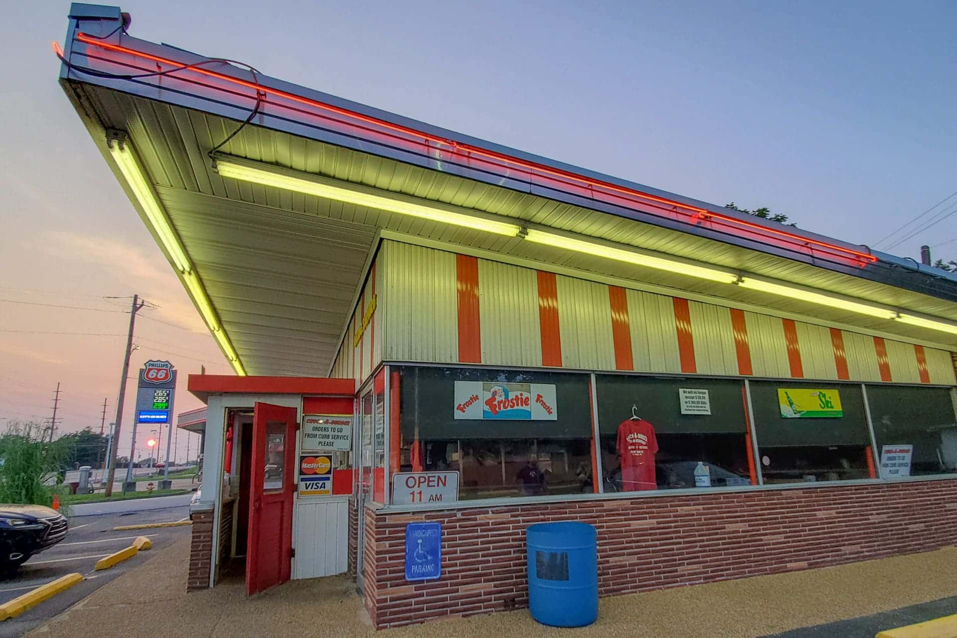 St. Louis’ Chuck-A-Burger: A 1950s Time Capsule - Roadtrippers