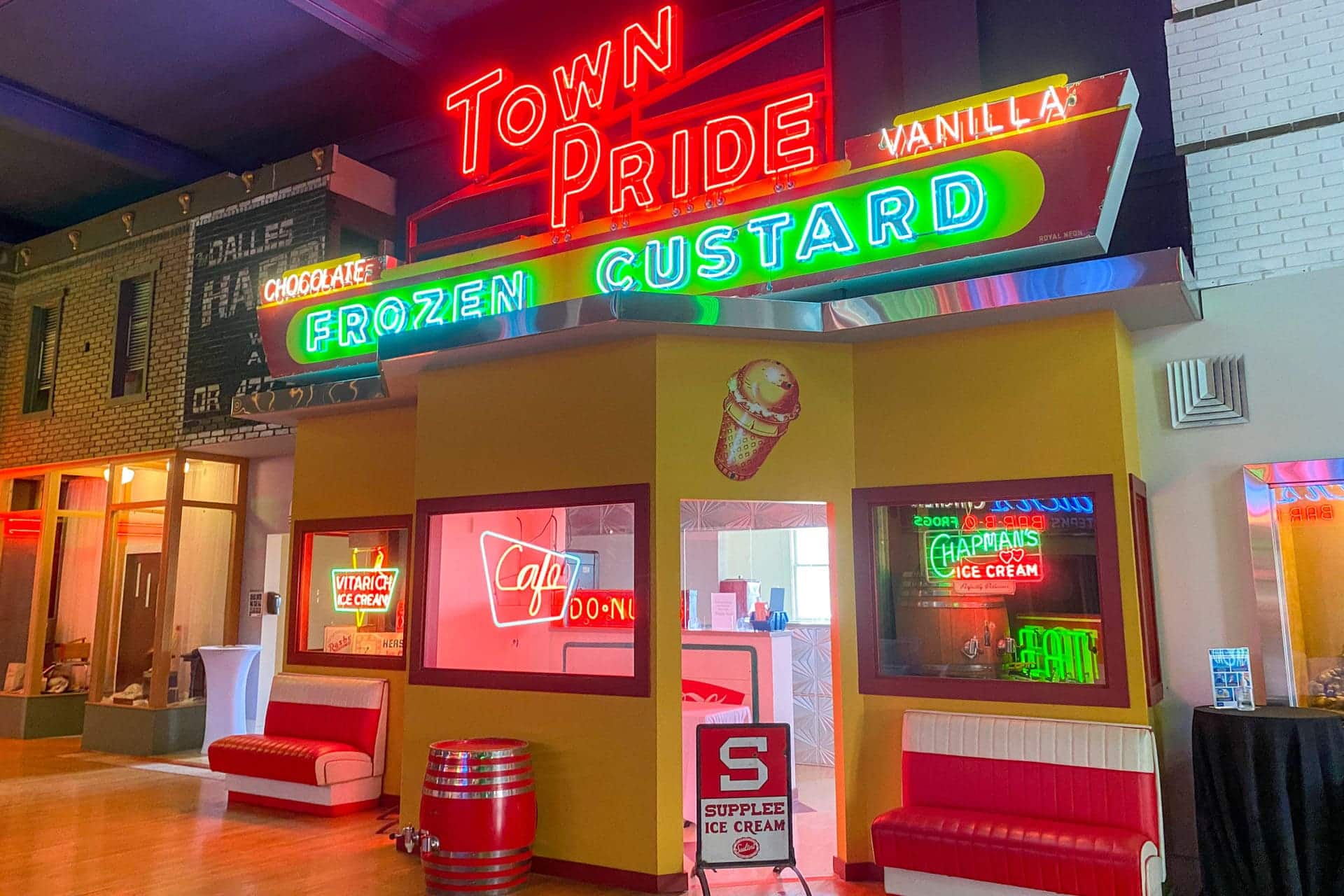 The National Neon Sign Museum shows how electric and neon helped shape ...