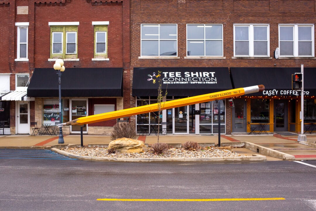 12 of the ‘World’s Largest’ things tower over the small town of Casey ...